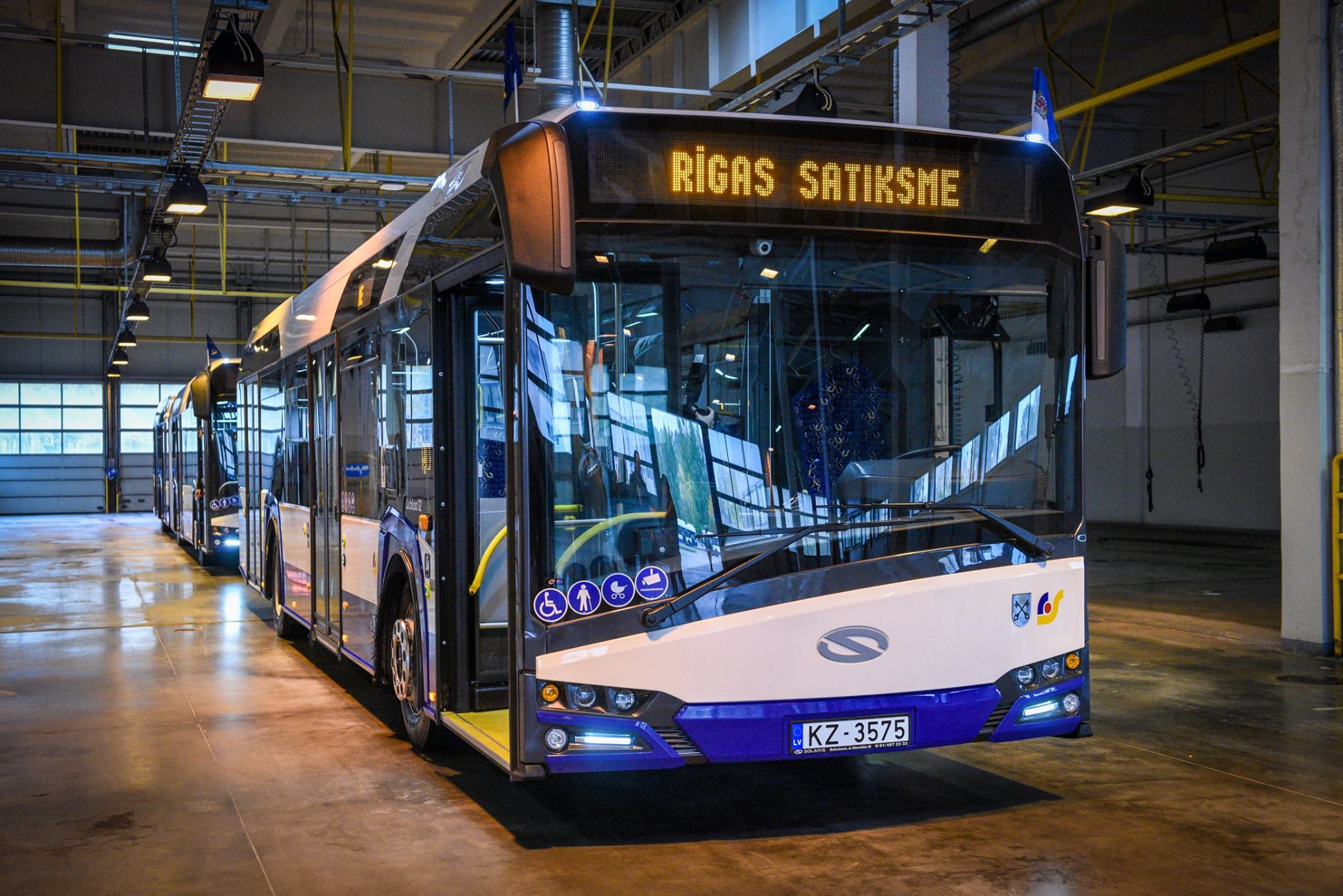 FOTO: Lūk, kādi izskatās un ar ko ir aprīkoti jaunie Rīgas satiksmes ...